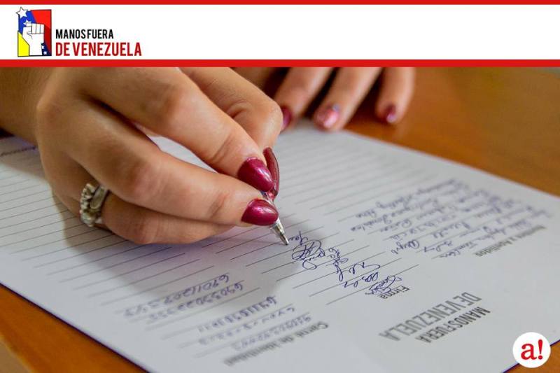 Holguín firma por la paz de Venezuela