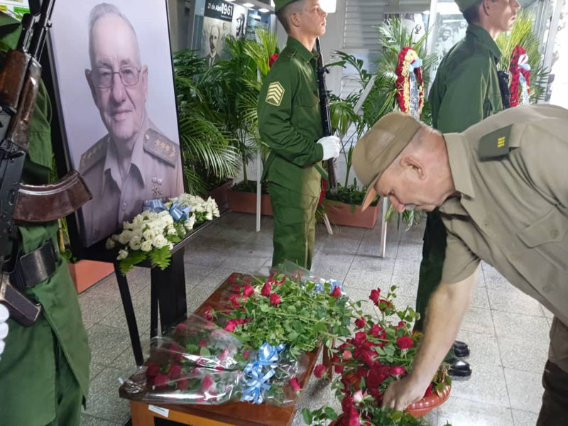 Holguín bids farewell to General Espinosa Martín
